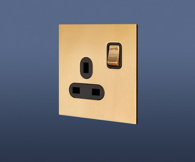 Screwless Brushed Brass / Matt Gold Switched Single Plug Socket 1 Gang ...